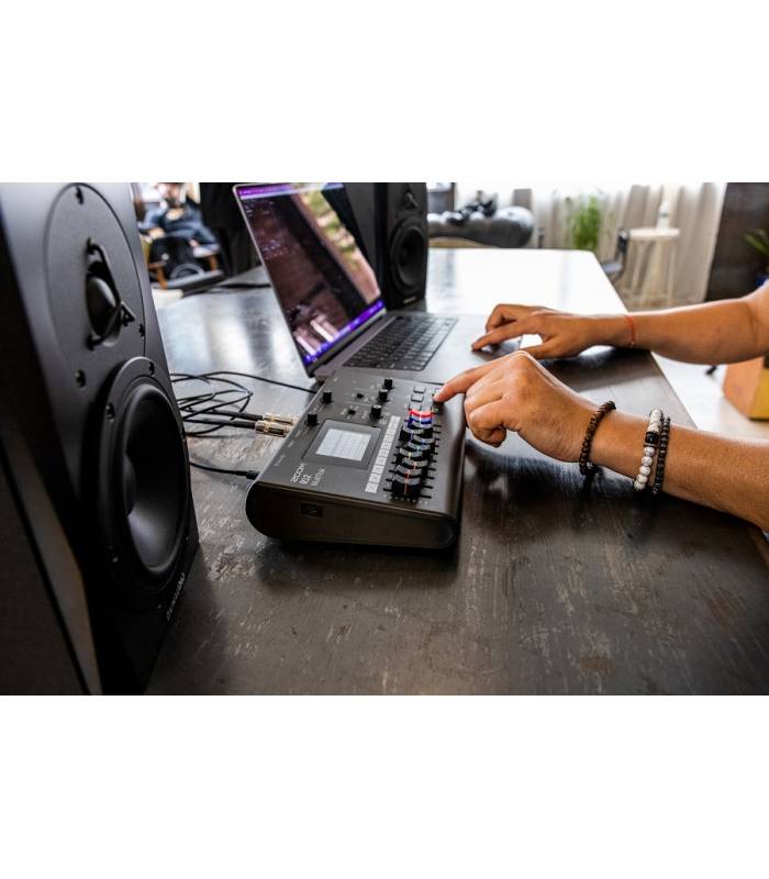 Zoom - R12 - Enregistreur 8 Pistes / 2 Entrees Avec Ecran Tactile Et ...